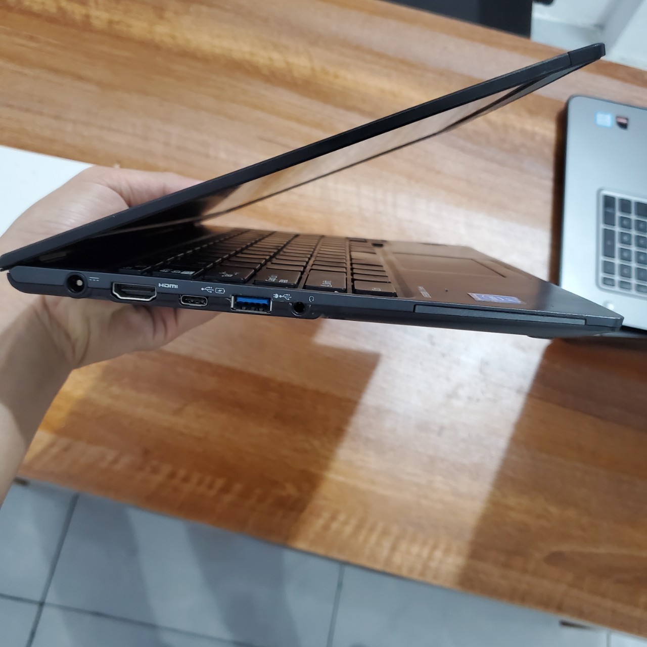 Laptop giá rẻ nhẹ nhất thế giới FUJITSU U938T made in japan (700gr ...
