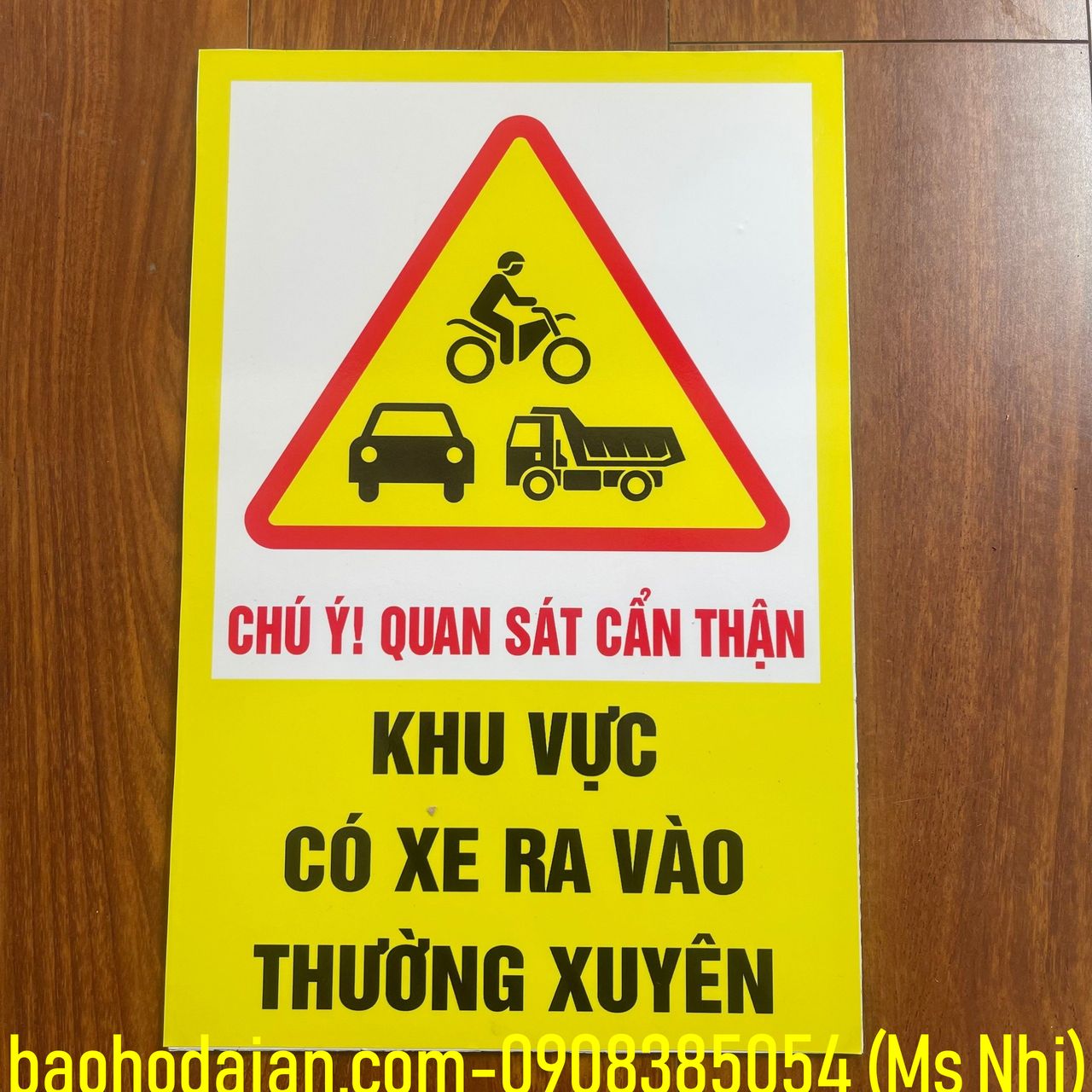 Biển báo chú ý quan sát cẩn thận khu vực có xe ra vào thường xuyên ...