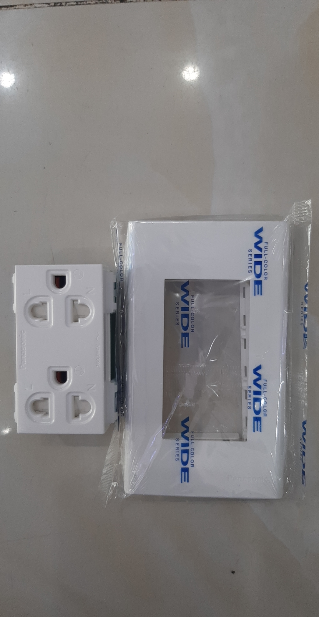 [HCM]BỘ Ổ CẮM PANASONIC - WEV1582SW (Ổ ĐÔI 3 CHẤU) + WEV68030SW (MẶT ...