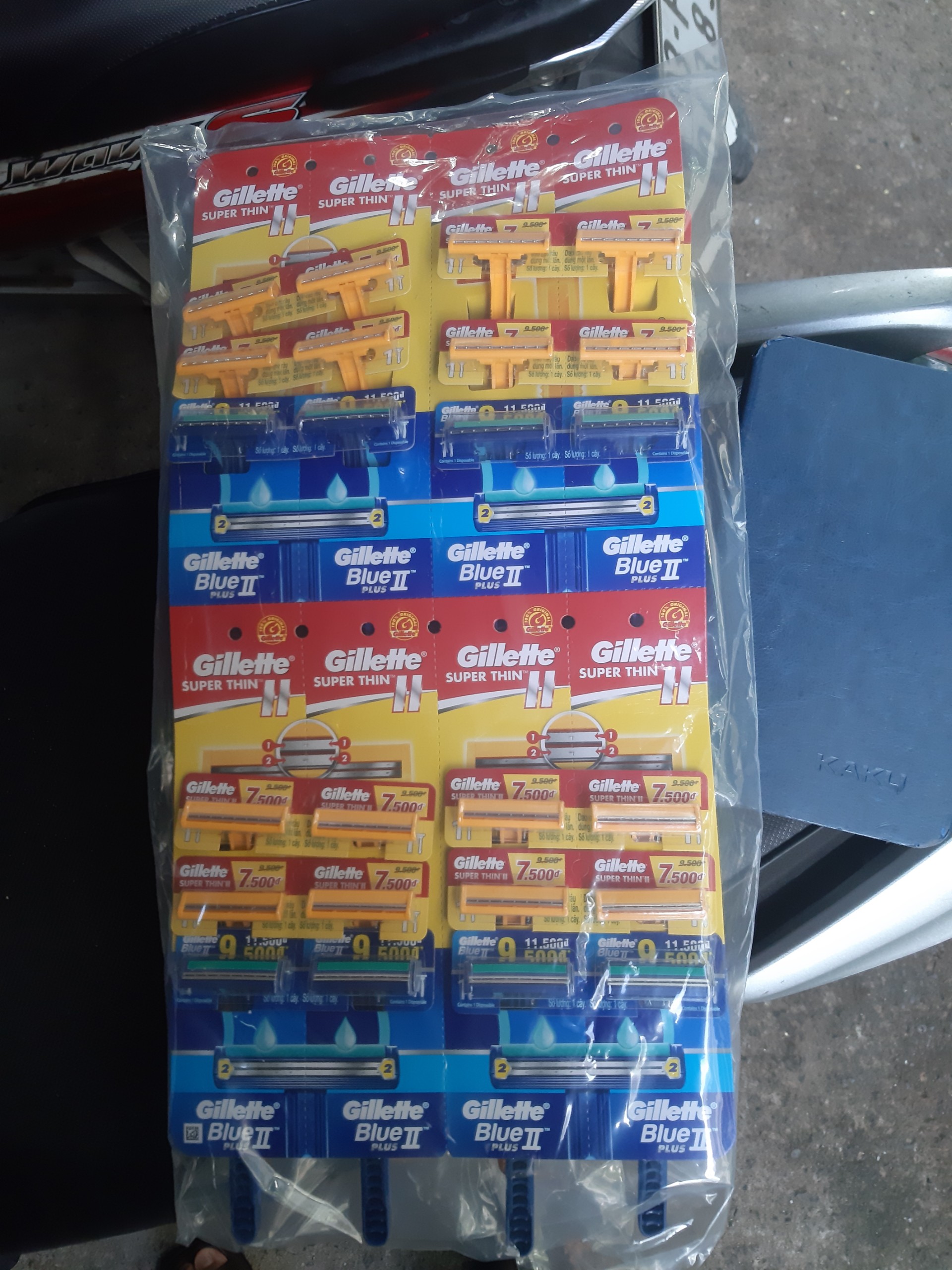 Dao cạo râu tiện lợi Gillette Superthin Cán vàng + cán xanh Vỉ 24 cây | Lazada.vn